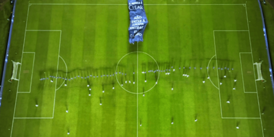 Com influenciadores e CazéTV, Clear faz ação em jogo do Santos no ...