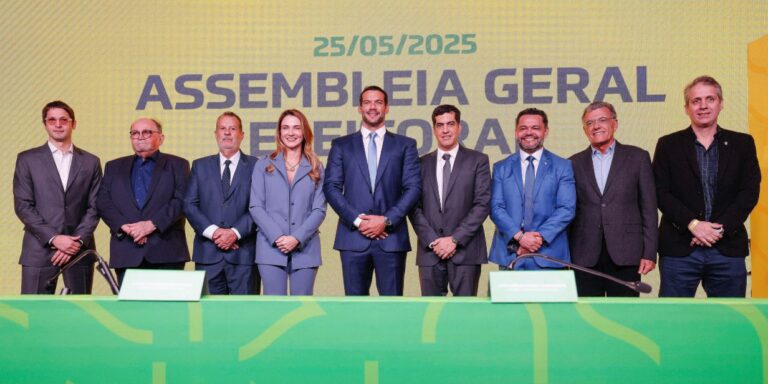 Deputado, filho de ex-presidente, presidente "eterno" de federação ...